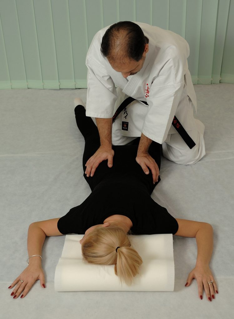 Massaggio dei muscoli glutei con il palmo della mano | Kotsuban Yumeiho ...