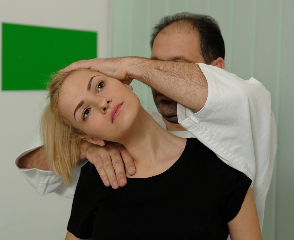 Lateral bends of the neck (left, right) | Kotsuban Yumeiho Taiso