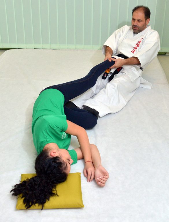 The extension and pulling of coxo-femoral joints | Kotsuban Yumeiho Taiso